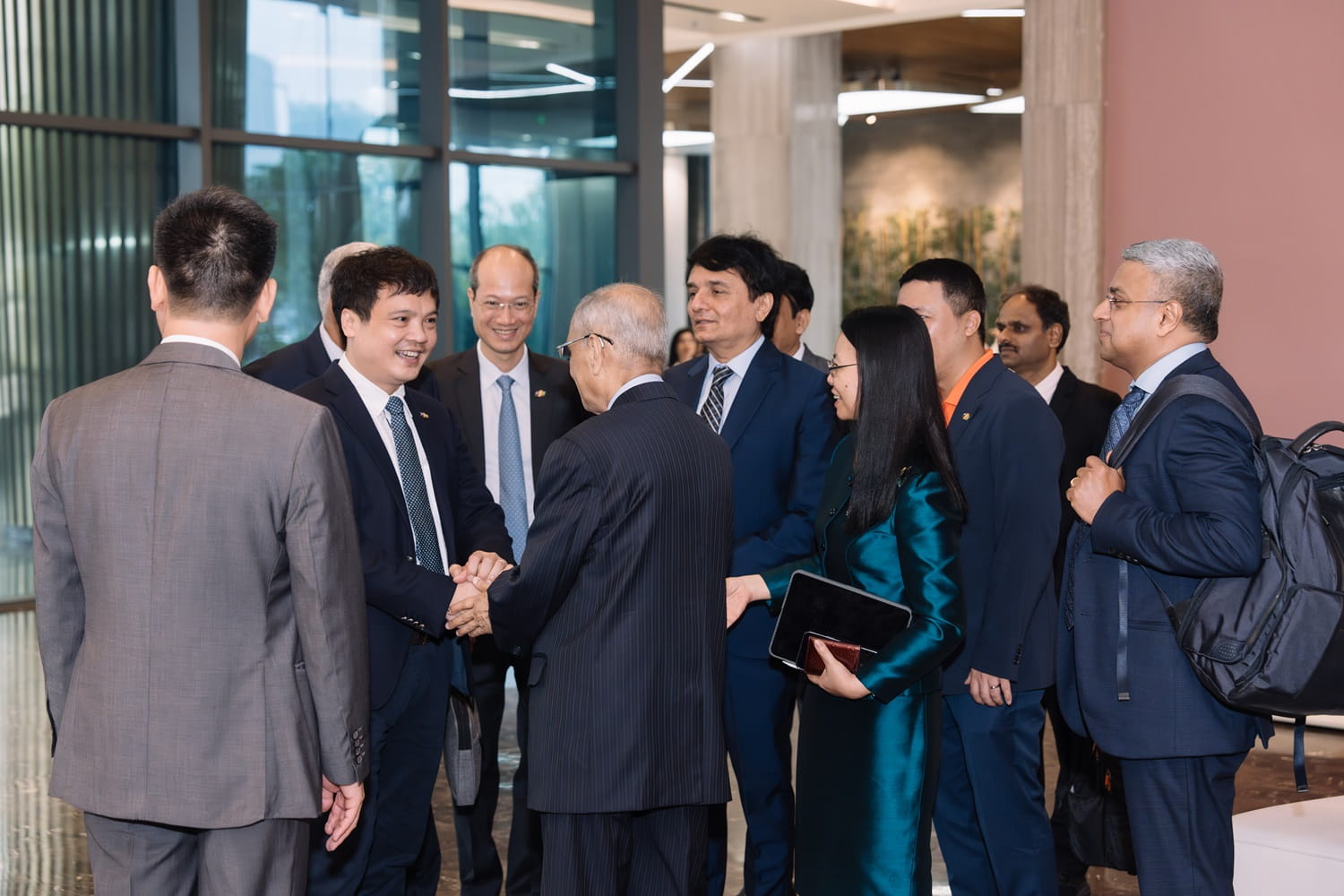 Được huyền thoại CNTT Ấn Độ khen là độc nhất vô nhị, CEO FPT mơ Việt ...