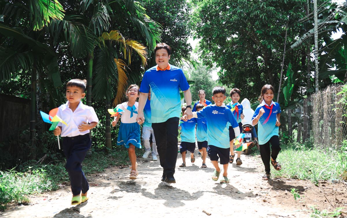 FPT Brings Joy to Children in Quang Ngai's Mountainous Areas for New ...