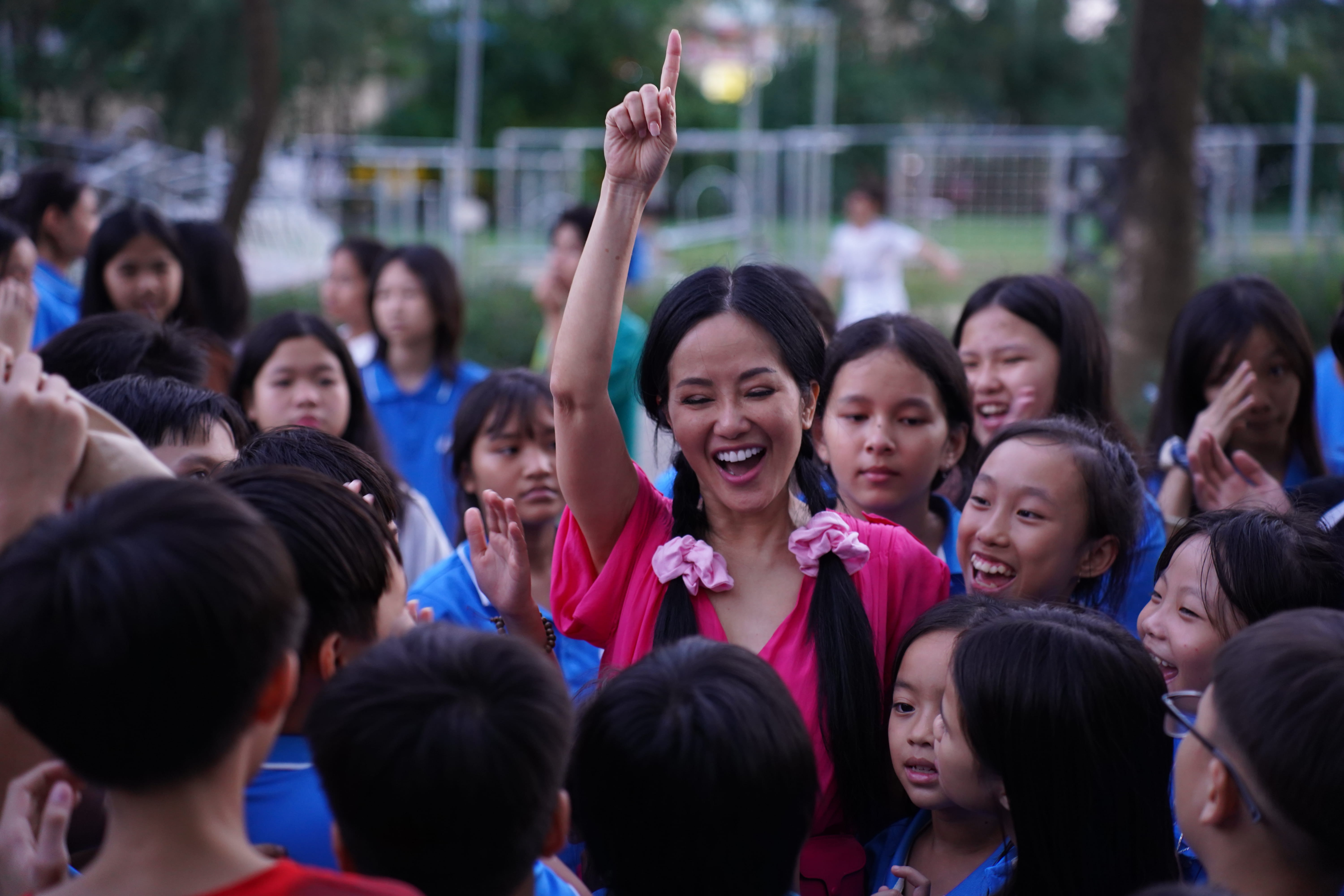Singer Hong Nhung brings love to Hope School